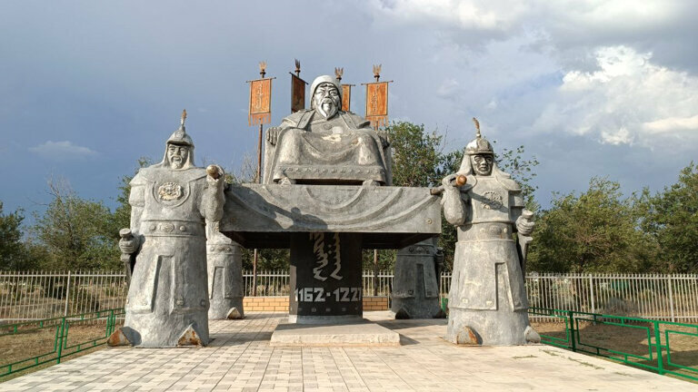 Anıt, heykel Потрясателю Вселенной Чингисхану, Kalmukya, foto