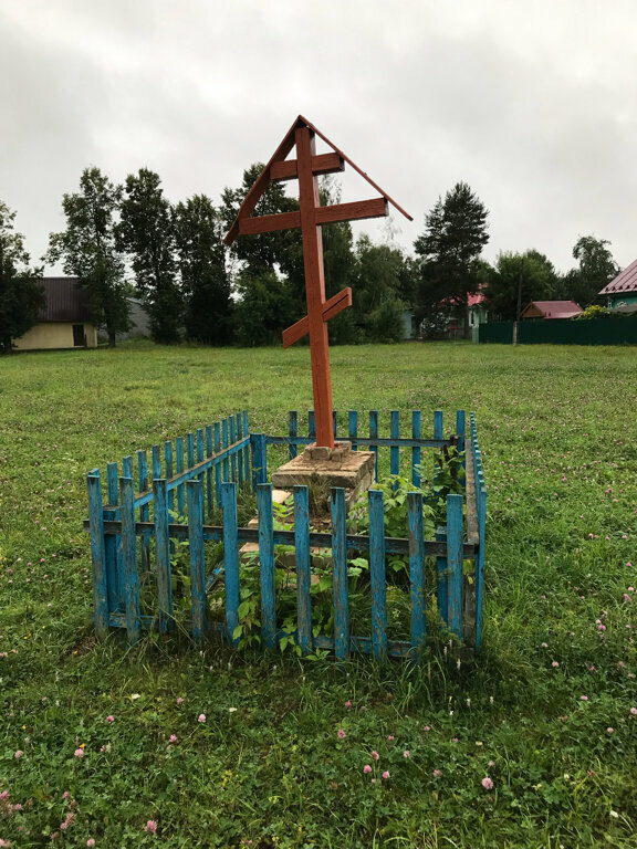 Şapel, haç anıtı Поклонный крест на месте разрушенного храма, Puçej, foto