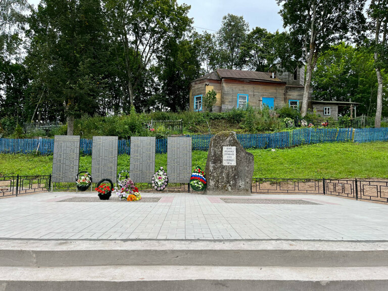Anıt levhası, anıt taş Памятный камень с датой первого упоминания о селе Матюшкино, Pskovskaya oblastı, foto