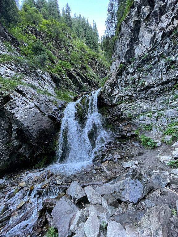 Şelale Medvezhiy-1 Waterfall, Almatı, foto