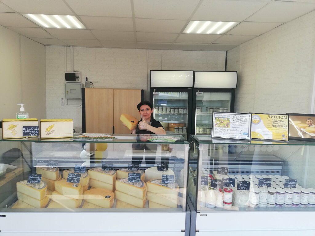 Peynirci Oleg Sirota 's Istra Cheese Factory, Saint‑Petersburg, foto