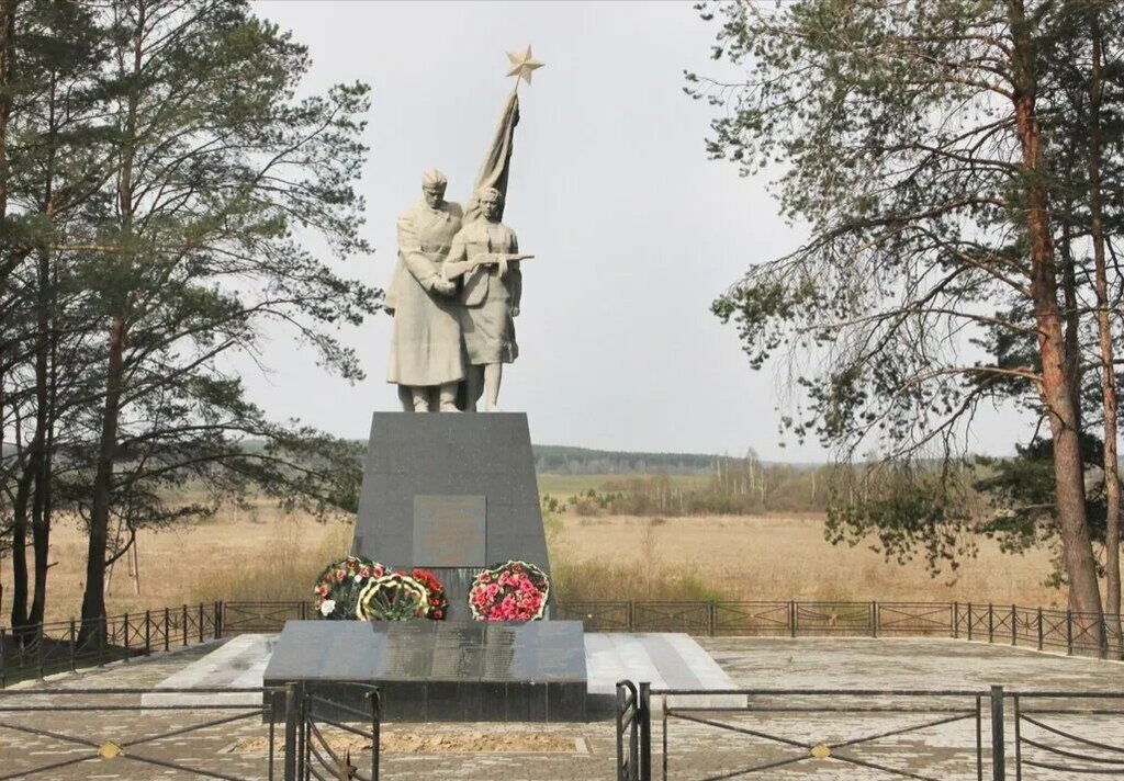 Anıt, heykel Воинам-освободителям, Mogiliovskaya oblastı, foto