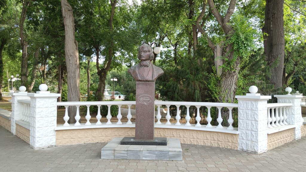 Anıt, heykel Памятник Н.В. Гоголю, Yevpatorya, foto