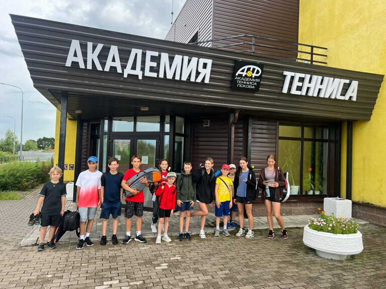 Tenis kulüpleri ve kortları Akademya tennysa Pskova, Pskovskaya oblastı, foto