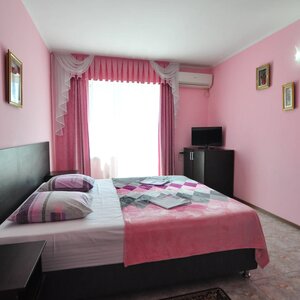 Guest house Larisa (Tsentralnaya ulitsa No:27, selo Vityazevo), otel  Krasnodarski krayından