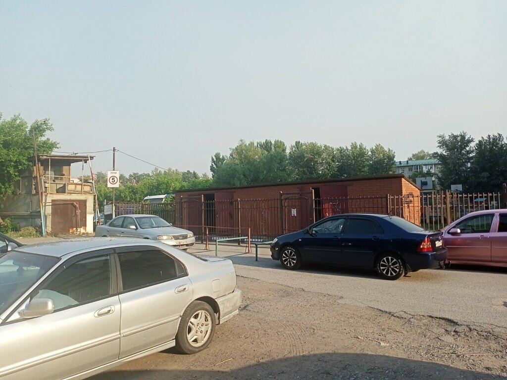 Geçiş noktaları, güvenlik kontrol alanı Parking lot, Omsk, foto