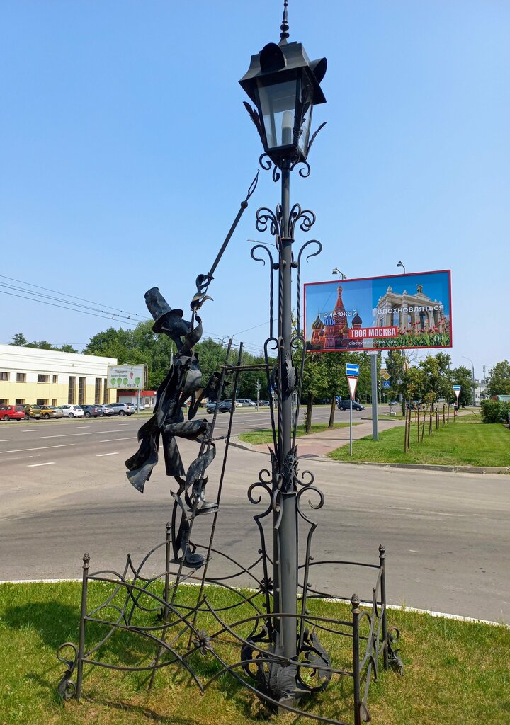 Park, sokak heykeli Фонарщик, Brest, foto