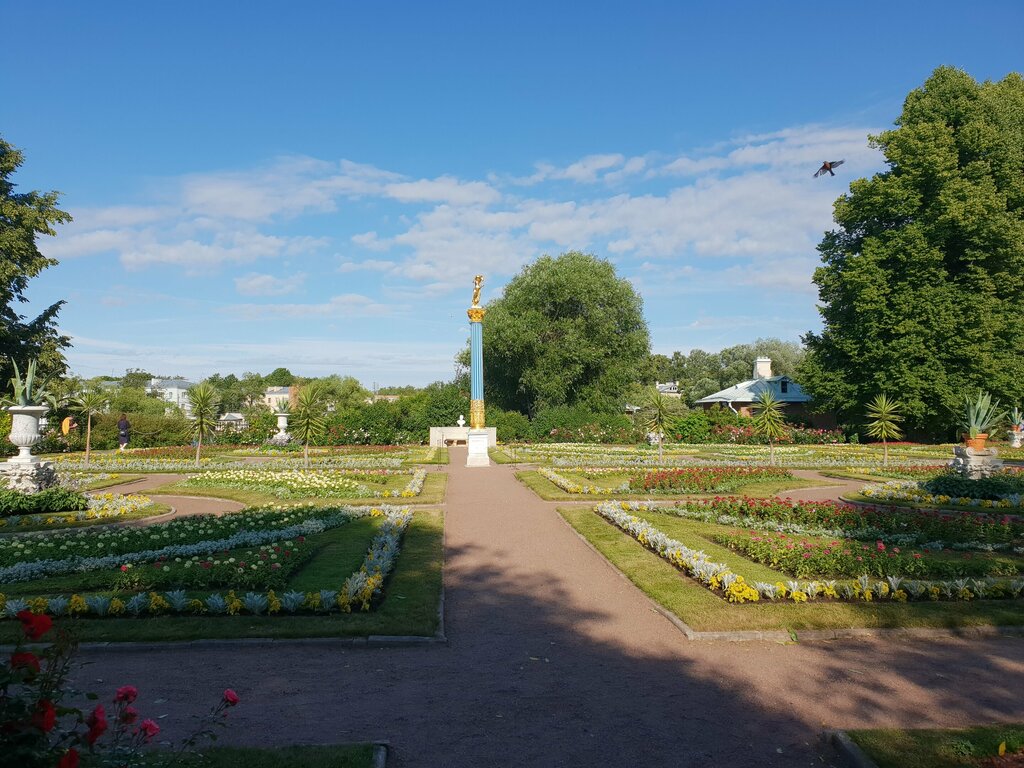 Park, sokak heykeli Девочка с попугаем, Peterhof, foto