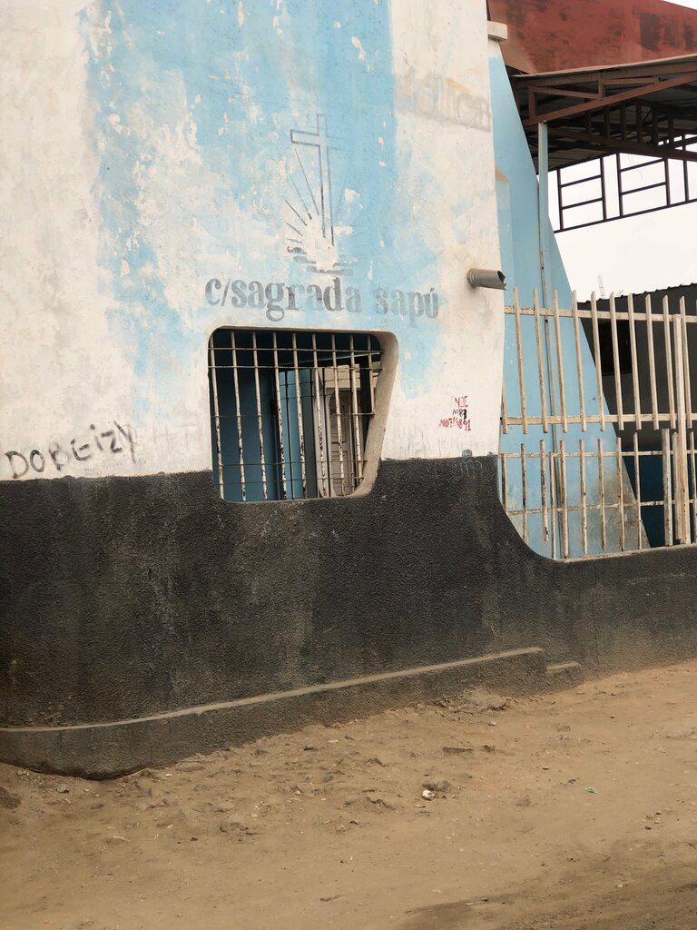 Protestan kilisesi Igreja Nova Apostólica Sagrada, Loanda, foto