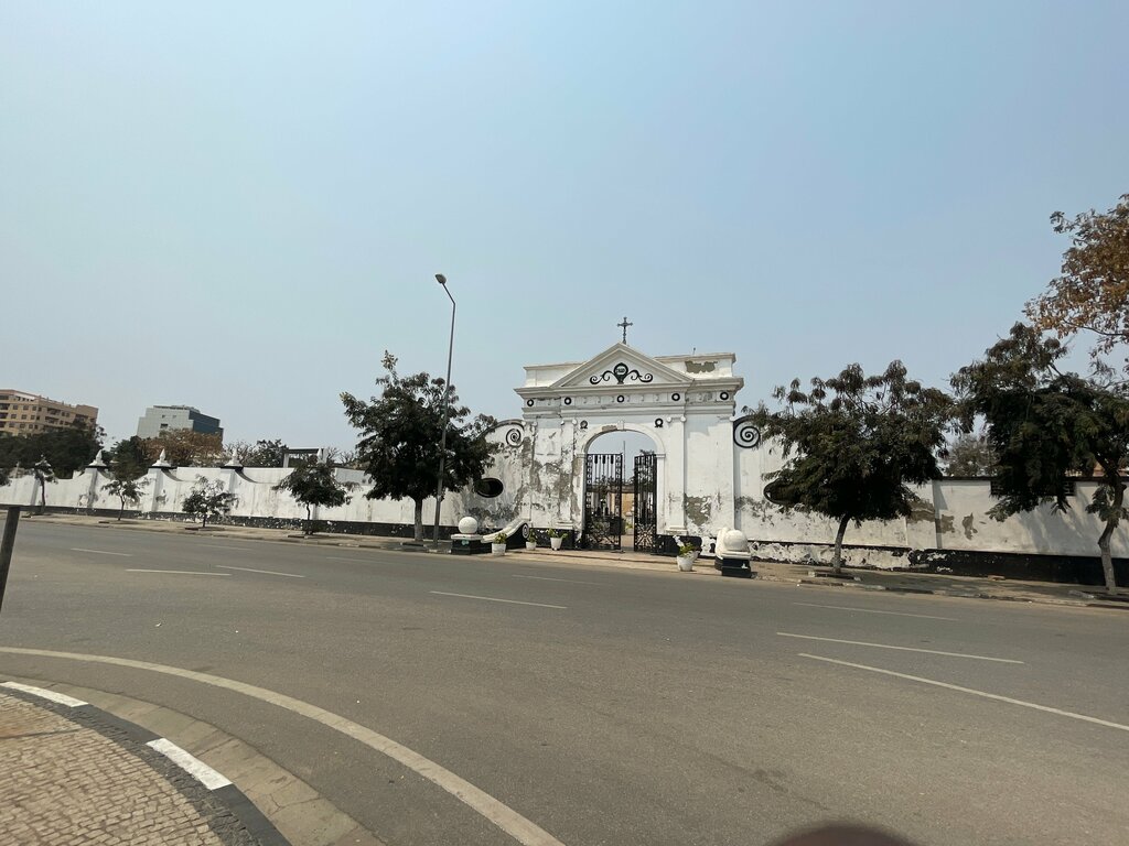 Dini dernekler Cemitério Alto das Cruzes, Loanda, foto