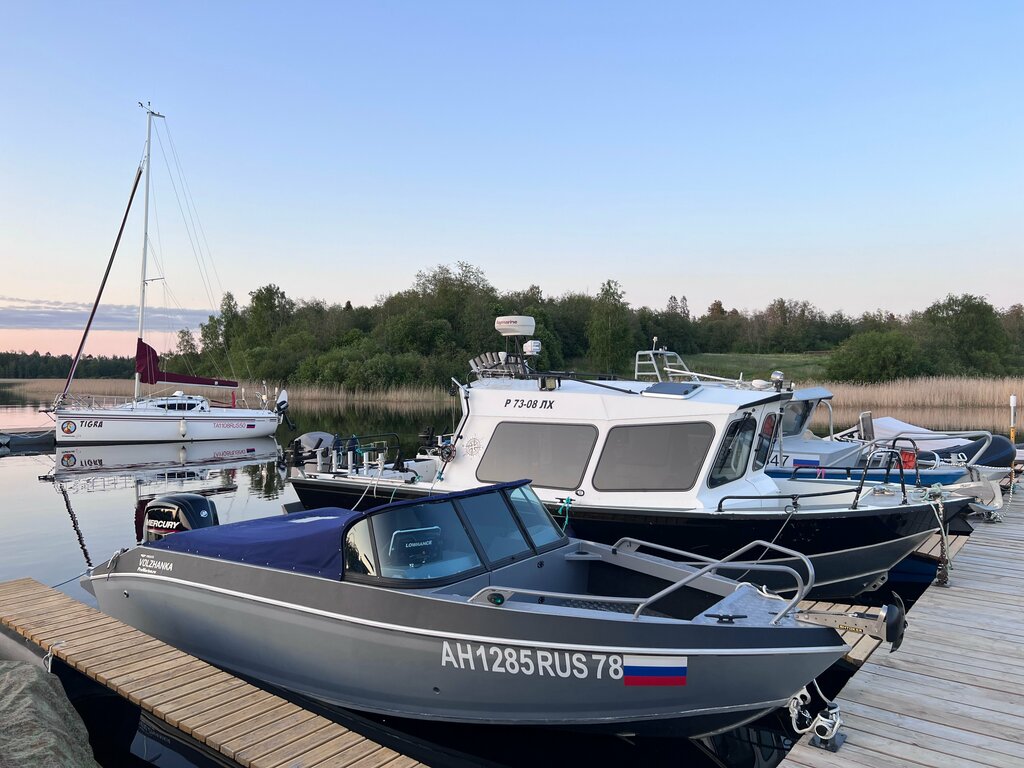 Tekne, kayık, yat Pier Hutor Pukinniemi, Saint‑Petersburg ve Leningradskaya oblastı, foto