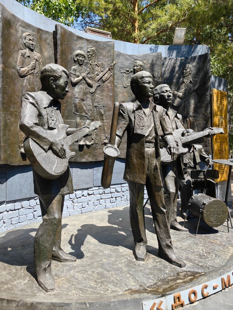 Anıt, heykel Dos-Mukasan, Pavlodar, foto