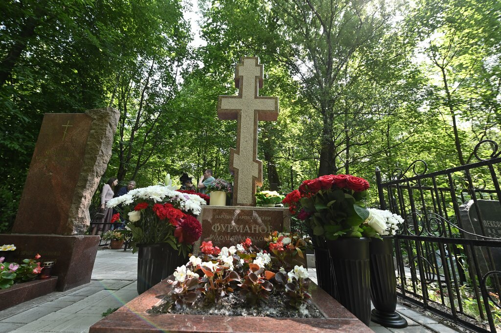 Ünlü kişilerin mezarları Театральный режиссёр Рудольф Давыдович Фурманов, Saint‑Petersburg, foto