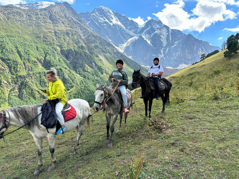 At ve binicilik kulüpleri Конные Прогулки, Kabardino‑Balkarya, foto