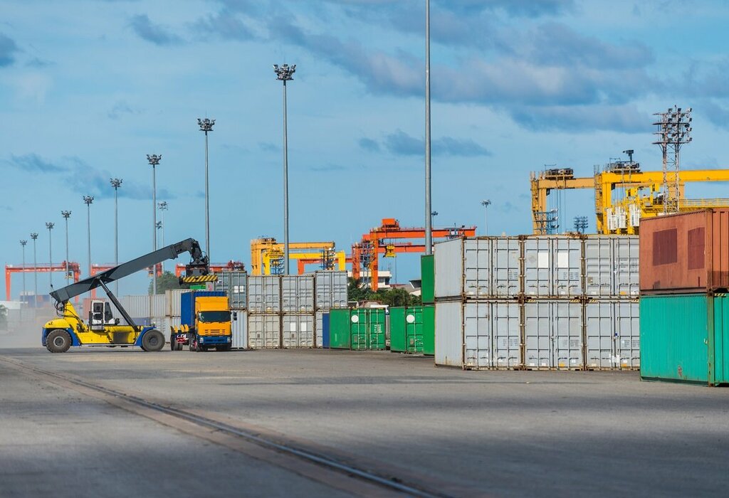 Konteyner nakliyatı Hikaru Shipping Line, Dubai, foto