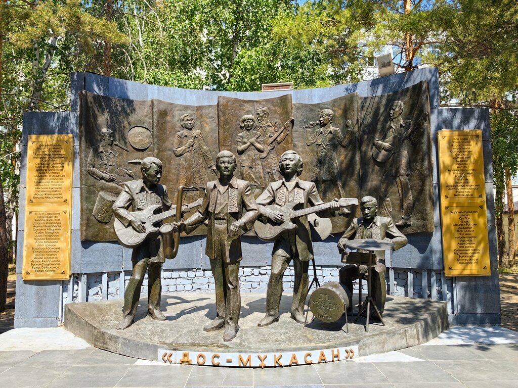 Anıt, heykel Dos-Mukasan, Pavlodar, foto