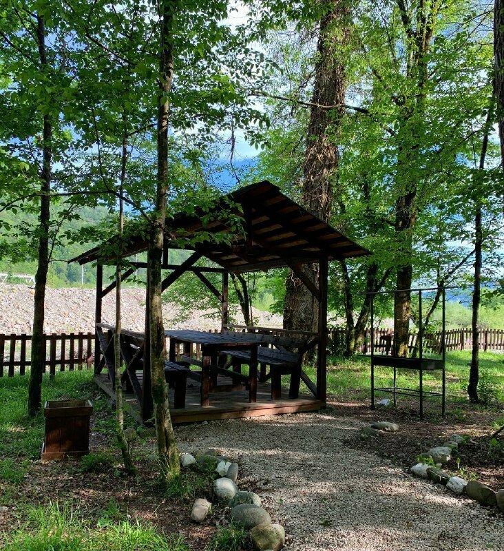 Piknik alanı Ostrov Robinson, Soçi, foto