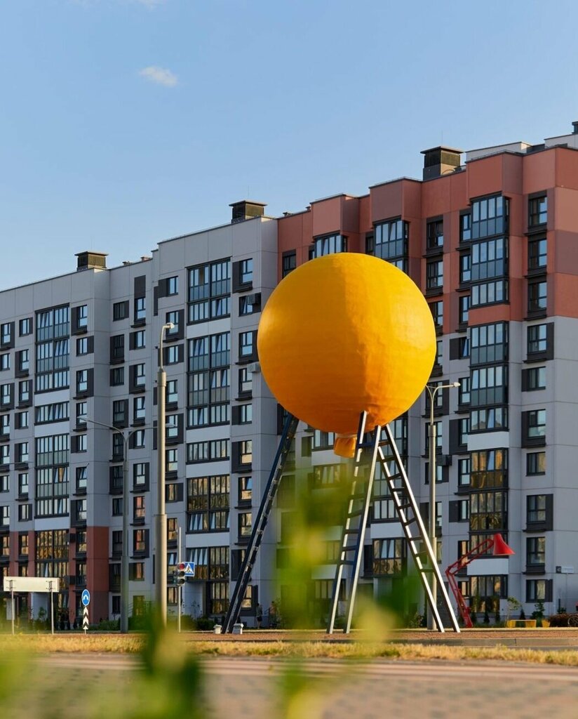 Park, sokak heykeli Art object Uvierch, Minskaya oblastı, foto