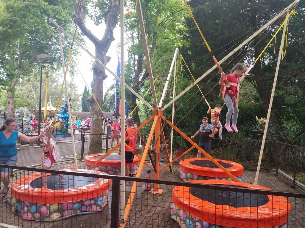 Atraksiyon Children's trampoline, Soçi, foto