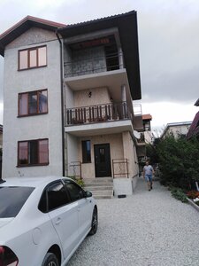 Гостевой дом (ulitsa Generala Karmalina No:8, mikrorayon Kazachiy Khutor, Gelendzhik), otel  Gelencik'ten