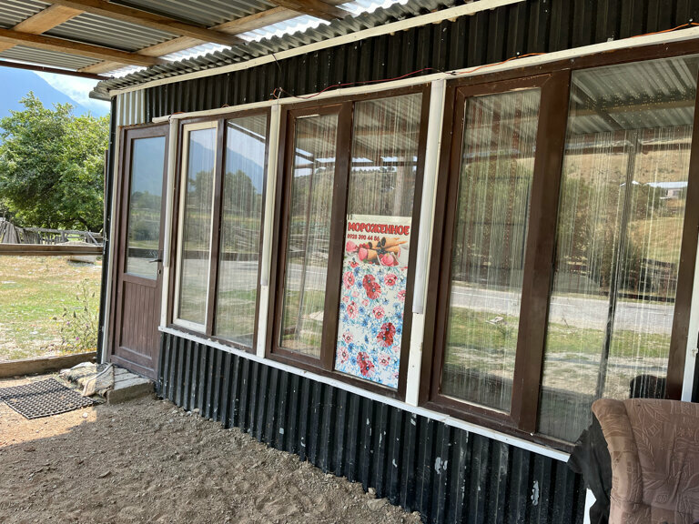 Kafe Хычины у Марьяшки, Karaçay‑Çerkez Cumhuriyeti, foto