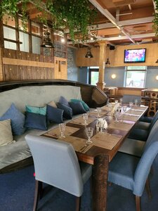 Poplavok (ulitsa Pugachyova No:1), restoran  Astrahan'dan