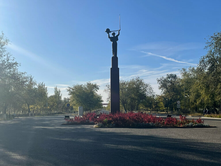Anıt, heykel Monument Nauka-Kosmos, Baykonur, foto
