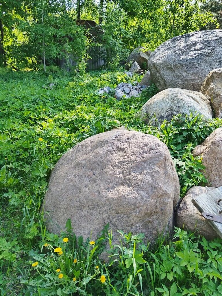 Anıt levhası, anıt taş Камень из города воинской славы Луга, Podolsk, foto