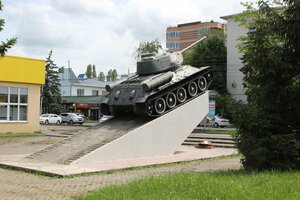 Танк Т-34 - танкистам 52 танковой бригады, освободившим г. Минеральные Воды от немецко-фашистских захватчиков (Stavropol Territory, Mineralnye Vody, Pyatigorskaya ulitsa), teknoloji anıtı  Mineralniye Vodi'den