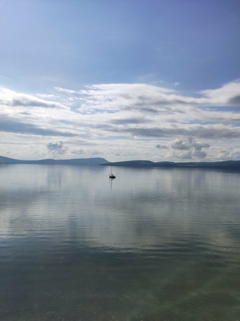 Park, sokak heykeli Лодка, Krasnoyarski krayı, foto