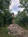 Поклонный крест в честь Святых Царственных Страстотерпцев (Stavropol Territory, Zheleznovodsk, Kurortny park Zheleznovodska, ekologicheskaya tropa na vershinu gory Zheleznoy), şapel, haç anıtı  Zheleznovodsk'tan