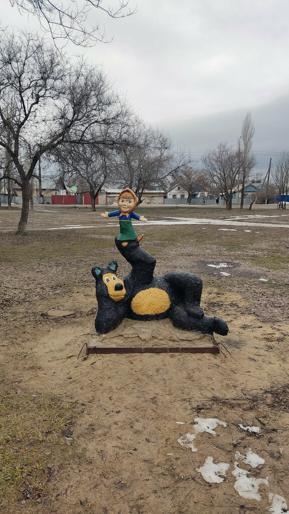 Park, sokak heykeli Маша и медведь, Surovikino, foto