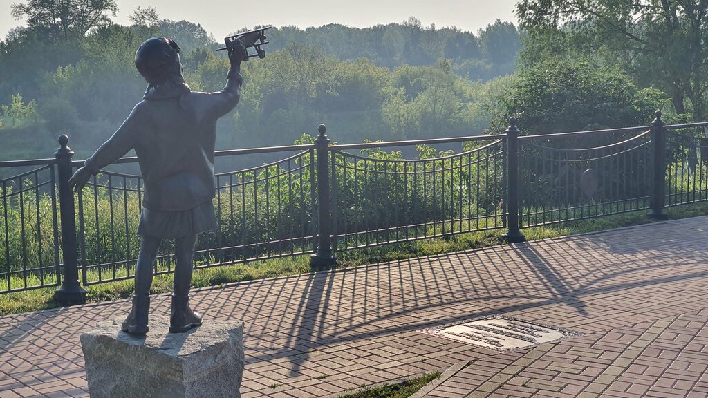 Park, sokak heykeli Девочка с самолётиком, Krasnoufimsk, foto