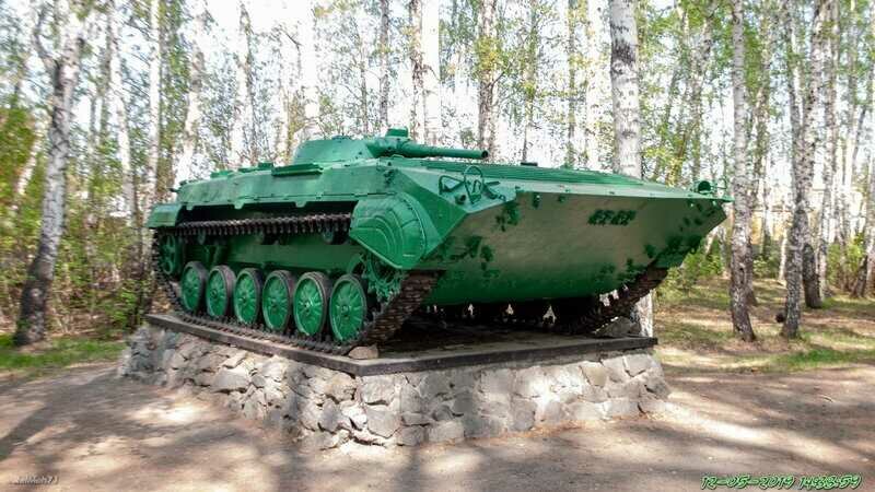 Teknoloji anıtı Боевая машина пехоты БМП-1, Çeliabinsk, foto