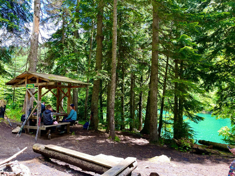 Piknik alanı Место для пикника, Karaçay‑Çerkez Cumhuriyeti, foto