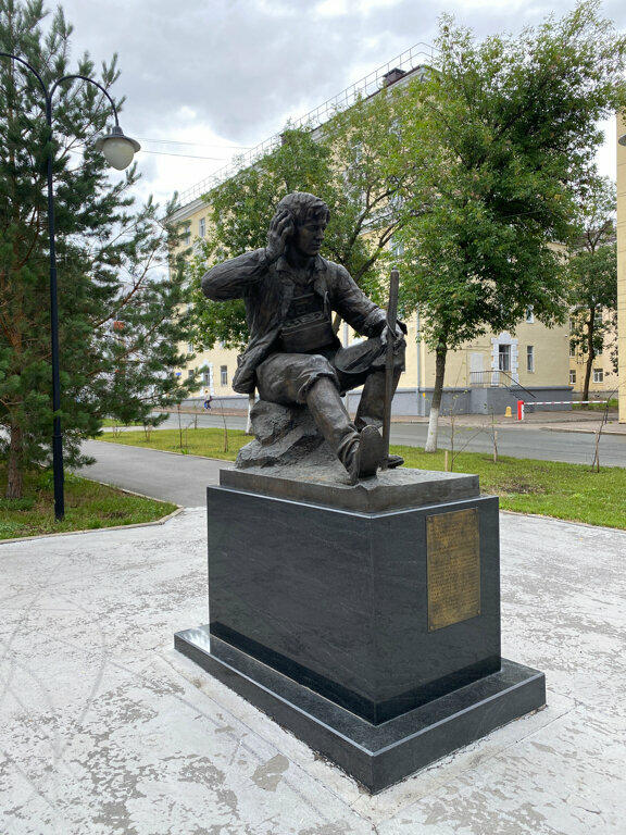 Anıt, heykel Выпускникам УГНТУ, Ufa, foto