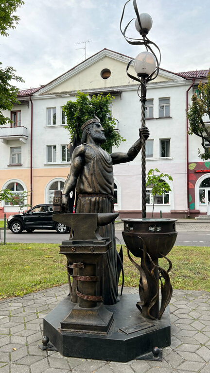 Park, sokak heykeli Кузнец, Brest, foto