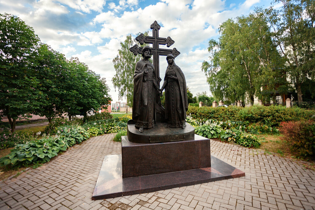Anıt, heykel Пётр и Феврония Муромские, Velikiy Novgorod, foto