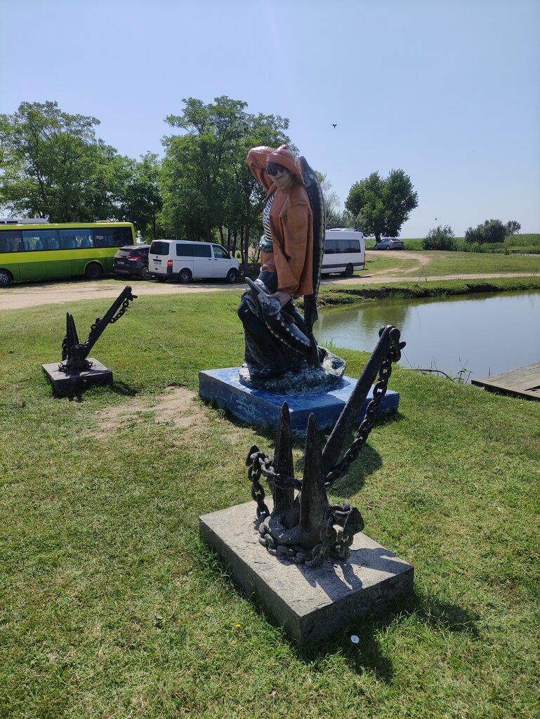 Park, sokak heykeli Рыбак с осётром, Krasnodarski krayı, foto