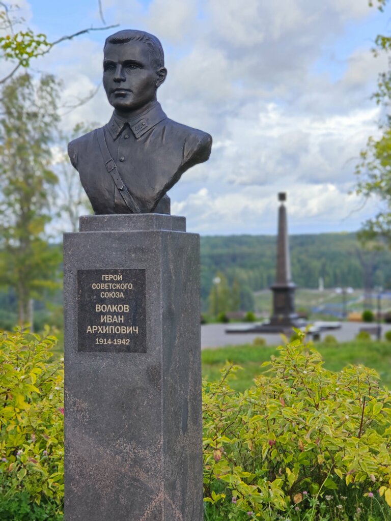 Anıt, heykel Бюст Героя Советского Союза И.А. Волкова, Podorogie, foto