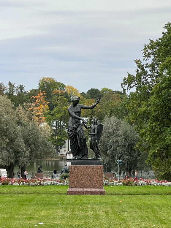 Park, sokak heykeli Венера и Амур, Puşkin, foto