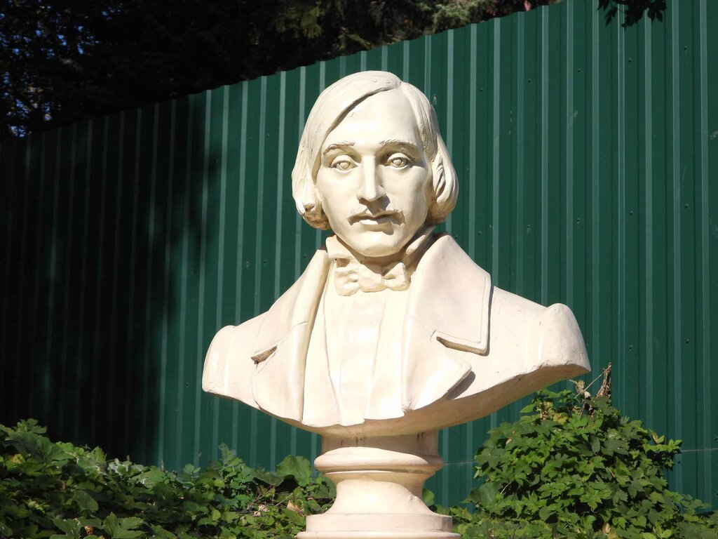 Anıt, heykel N. Gogol, Penza, foto