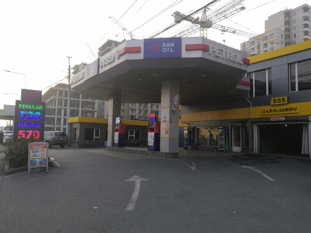 Benzin istasyonu Petrol station 555, Erivan, foto
