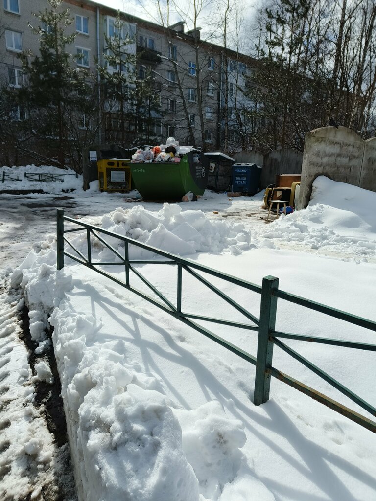 Çöp alanları Trash and garbage disposal area, Peterhof, foto