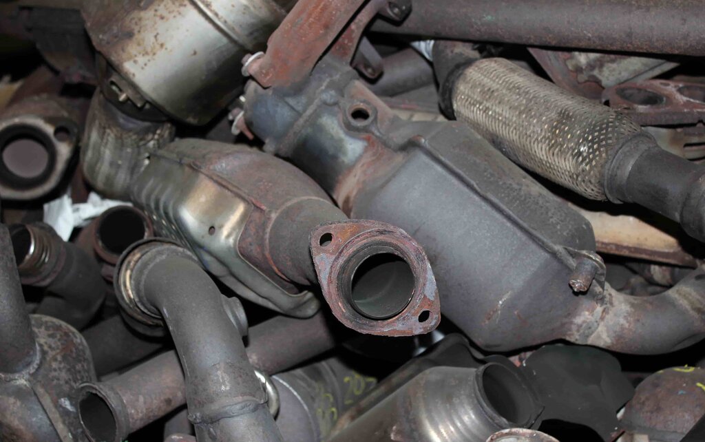 Otomobil yedek parçaları Almajaz Auto Exhaust Ind, Sharjah, foto