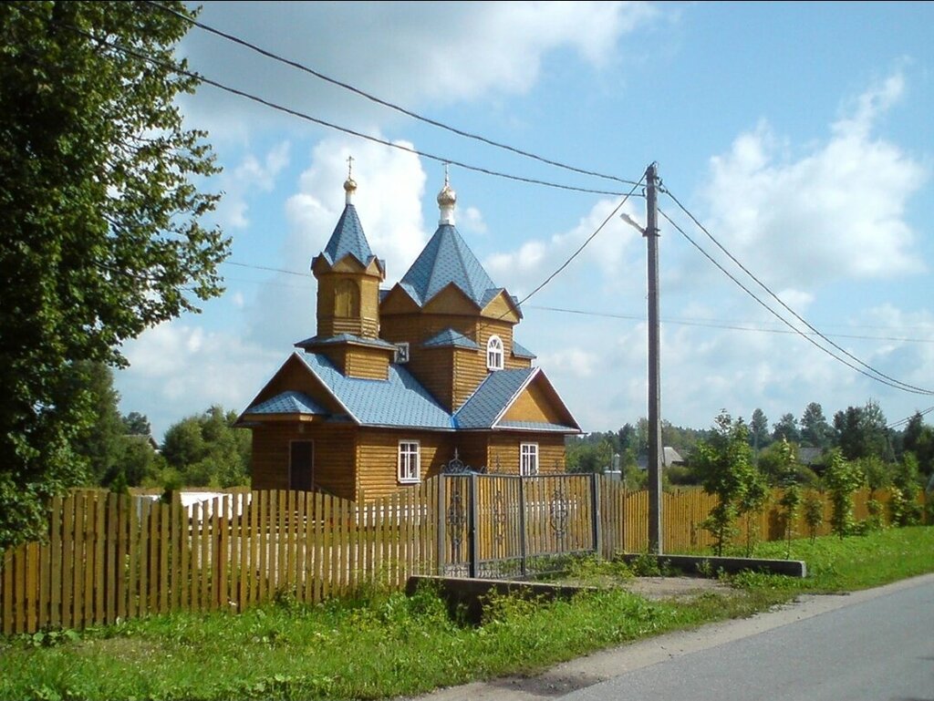 Şapel, haç anıtı Khram-chasovnya Pokrova Presvyatoy Bogoroditsy, Saint‑Petersburg ve Leningradskaya oblastı, foto