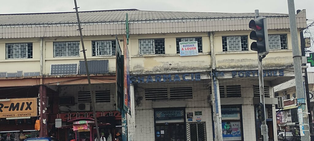 Eczaneler Pharmacie des Portiques, Douala, foto