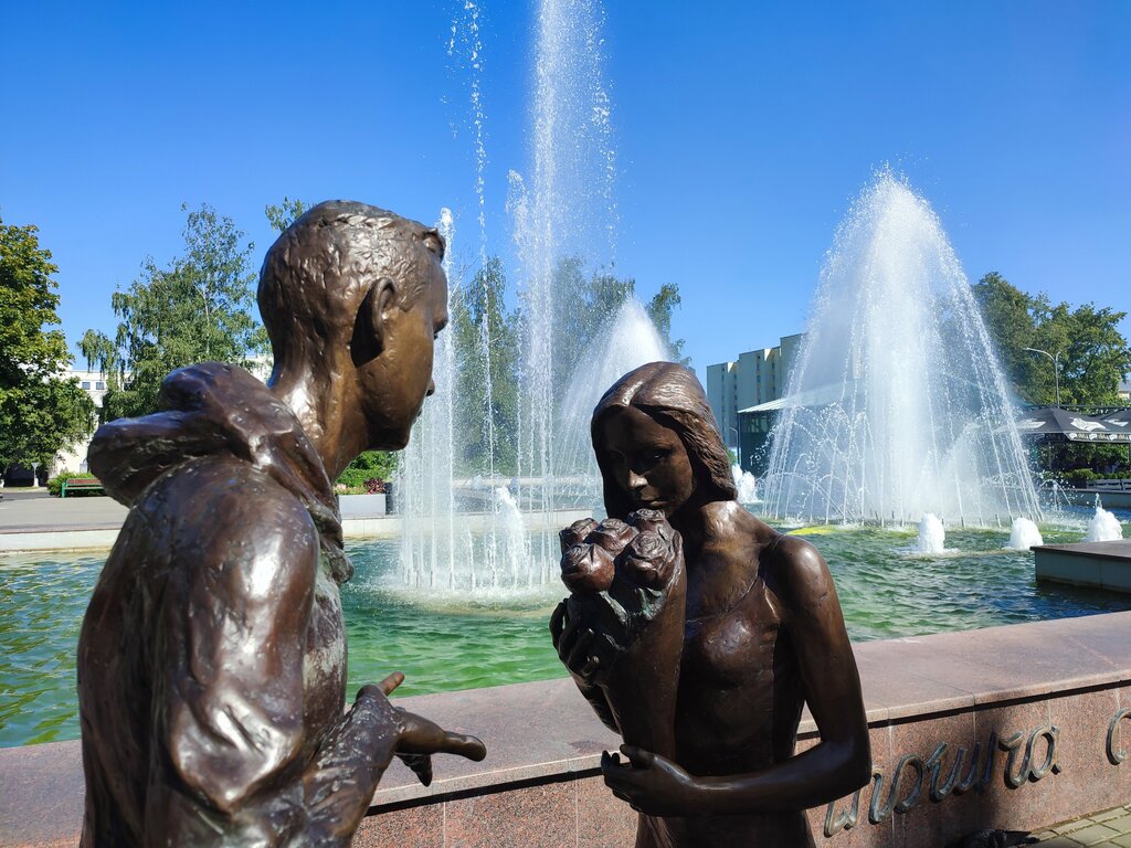 Park, sokak heykeli Девушка и парень, встретившиеся у фонтана, Moguilev, foto