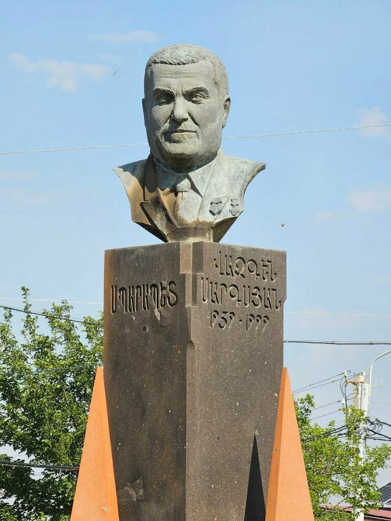 Anıt, heykel Vazgen Sargsyan, Vağarşapat, foto