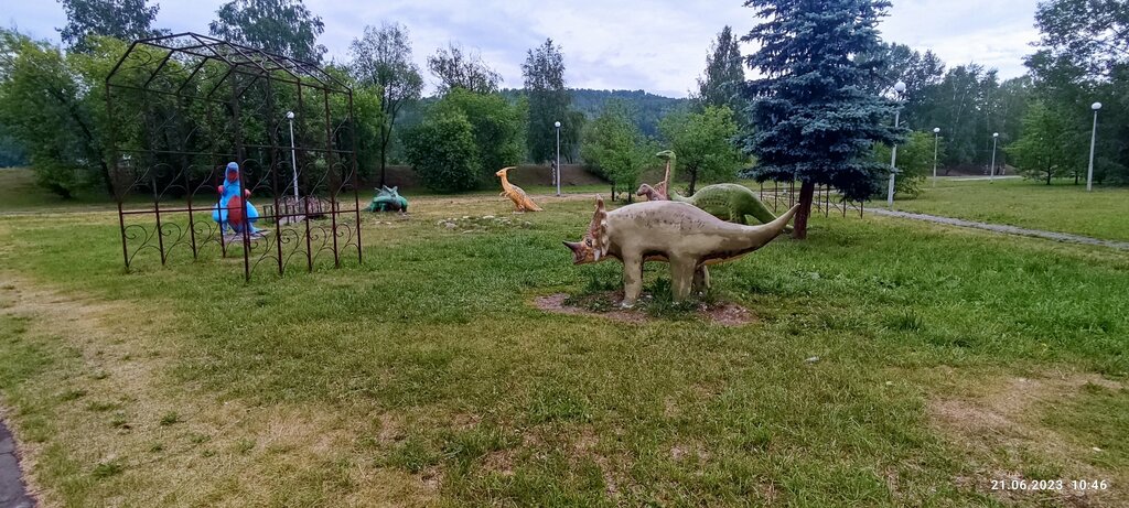 Park, sokak heykeli Трицератопс, Mejdureçensk, foto